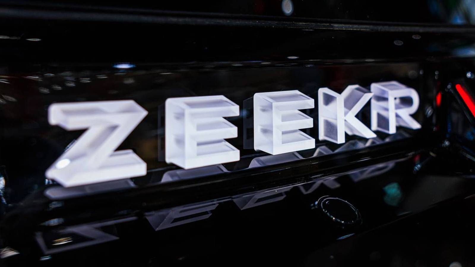 Zeekr X 2026 carrega em 18 minutos com nova Golden Battery e 230 kW DC