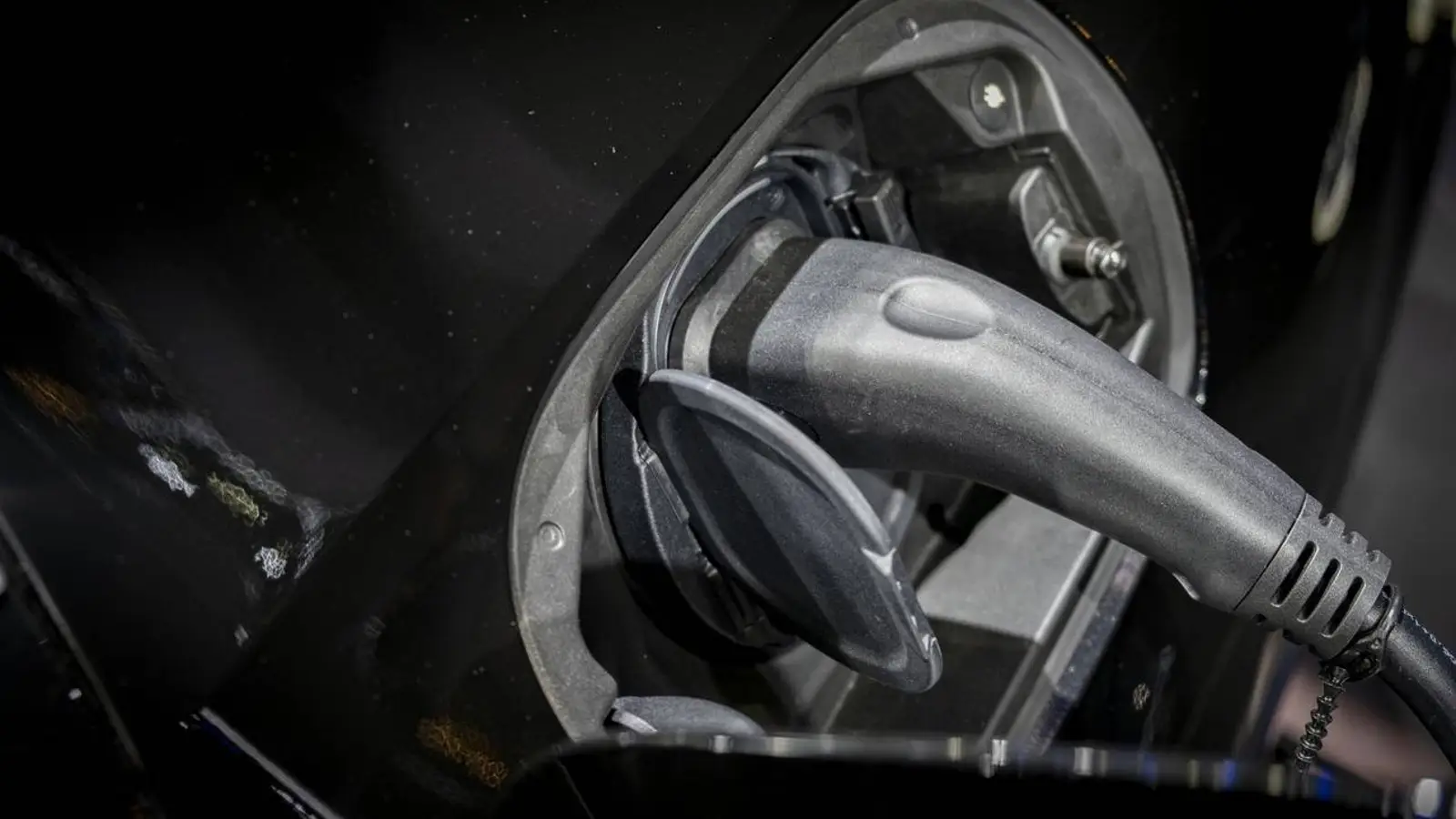 Tesla's new update fixes frozen charging port issue without smartphone